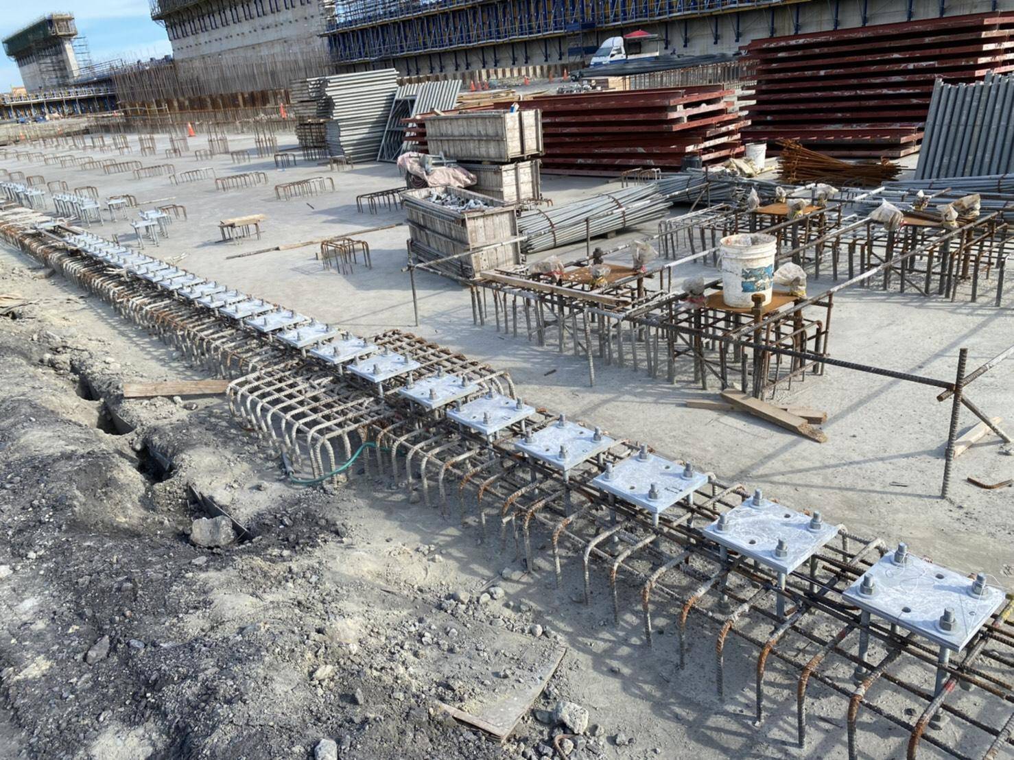 中钢scr轨道施工含预埋螺栓及钳器轨道 森業營造股份有限公司 建設開發都市更新 在建工程